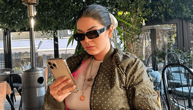 Fifi appears in good shape and very stylish as she shows off her ...