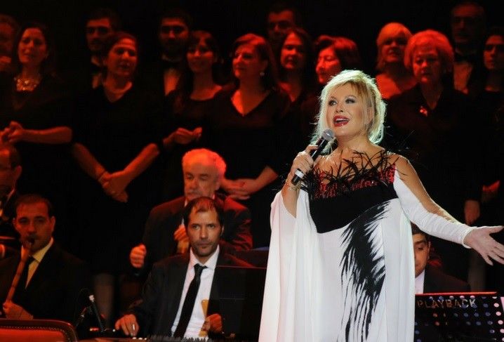 The famous Turkish singer, Emel Sajin, amazed the audience when she ...