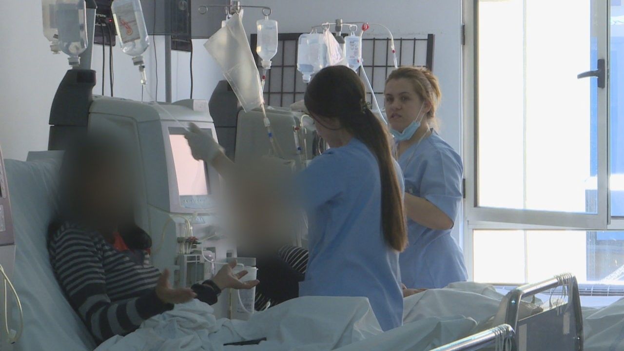 Gurët në veshka, mjeku: Shqiptarët pinë pak ujë, probleme edhe fëmijët ...