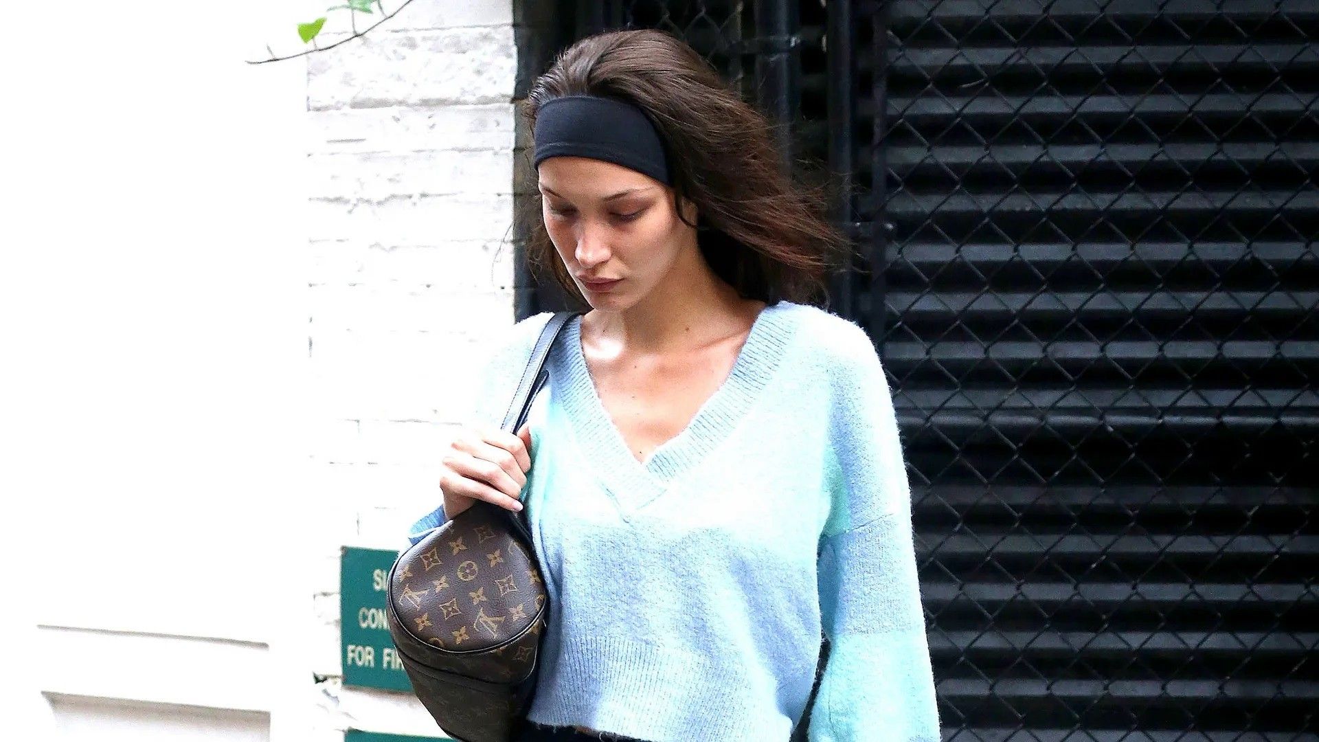 Bella Hadid brought back nostalgia for the famous bag of 2001 ...