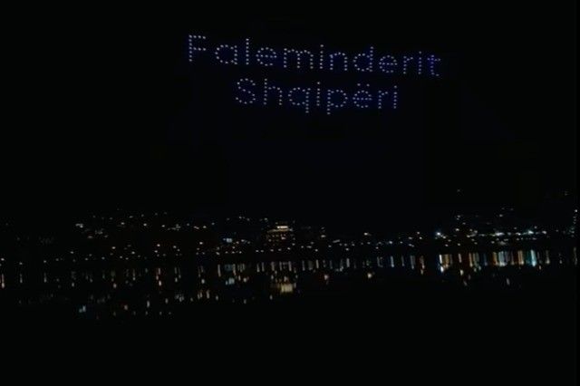 "Faleminderit Shqipëri", shfaqje e veçantë dronësh mbi Liqenin ...