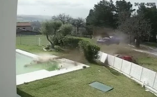 Momenti kur dy makina Ferrari përplasen njëri pas tjetrit në një vilë ...