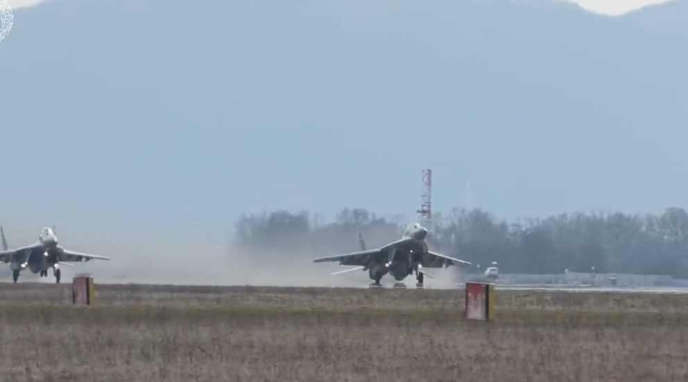 Footage shows the transfer of fighter jets from Slovakia to Ukraine ...