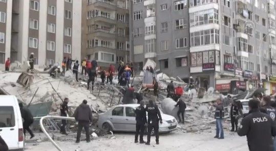 Ishte dëmtuar nga tërmetet e fuqishme një muaj më parë, një ndërtesë ...