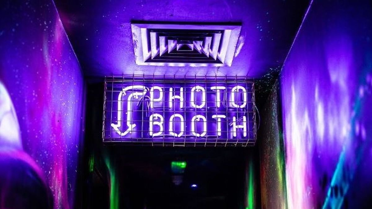 In Britain, customers are asked to 'stop having sex' inside photo ...