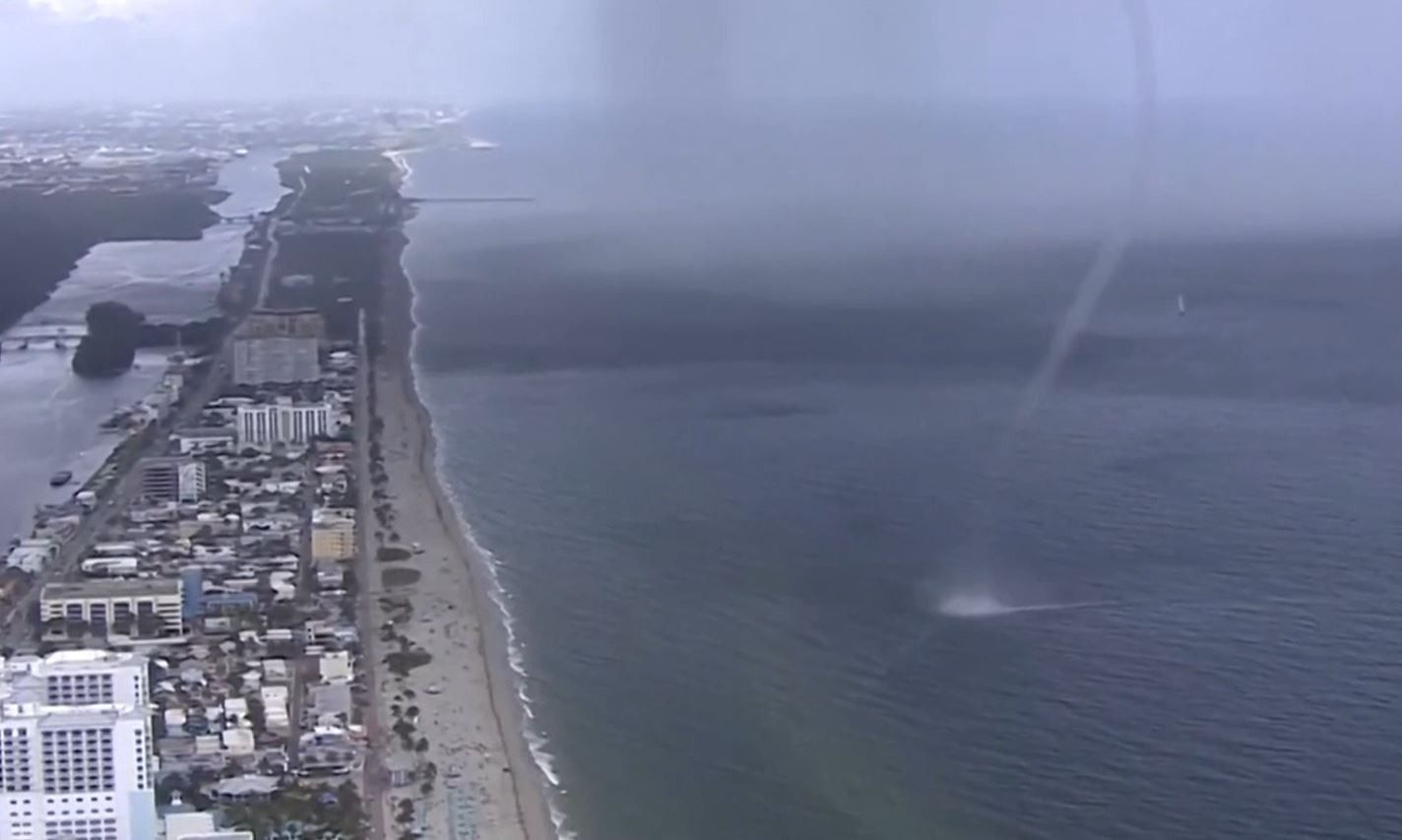 A whirlpool 'lands' on the shore of a beach full of people in Miami ...