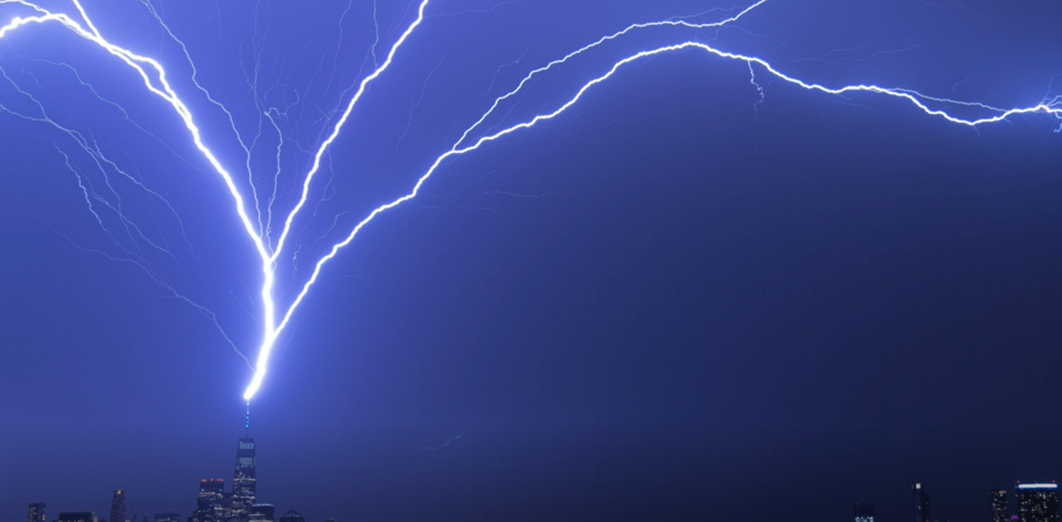 Momenti kur vetëtima godet ndërtesën më të lartë në New York ...