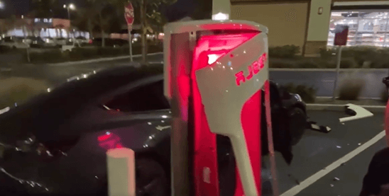 Ndonëse pika karikuese e Tesla-s ishte dëmtuar nga jashtë, shoferi ...