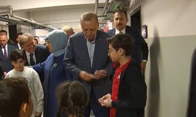 Erdogan gives money to children while waiting to vote - Telegrafi ...