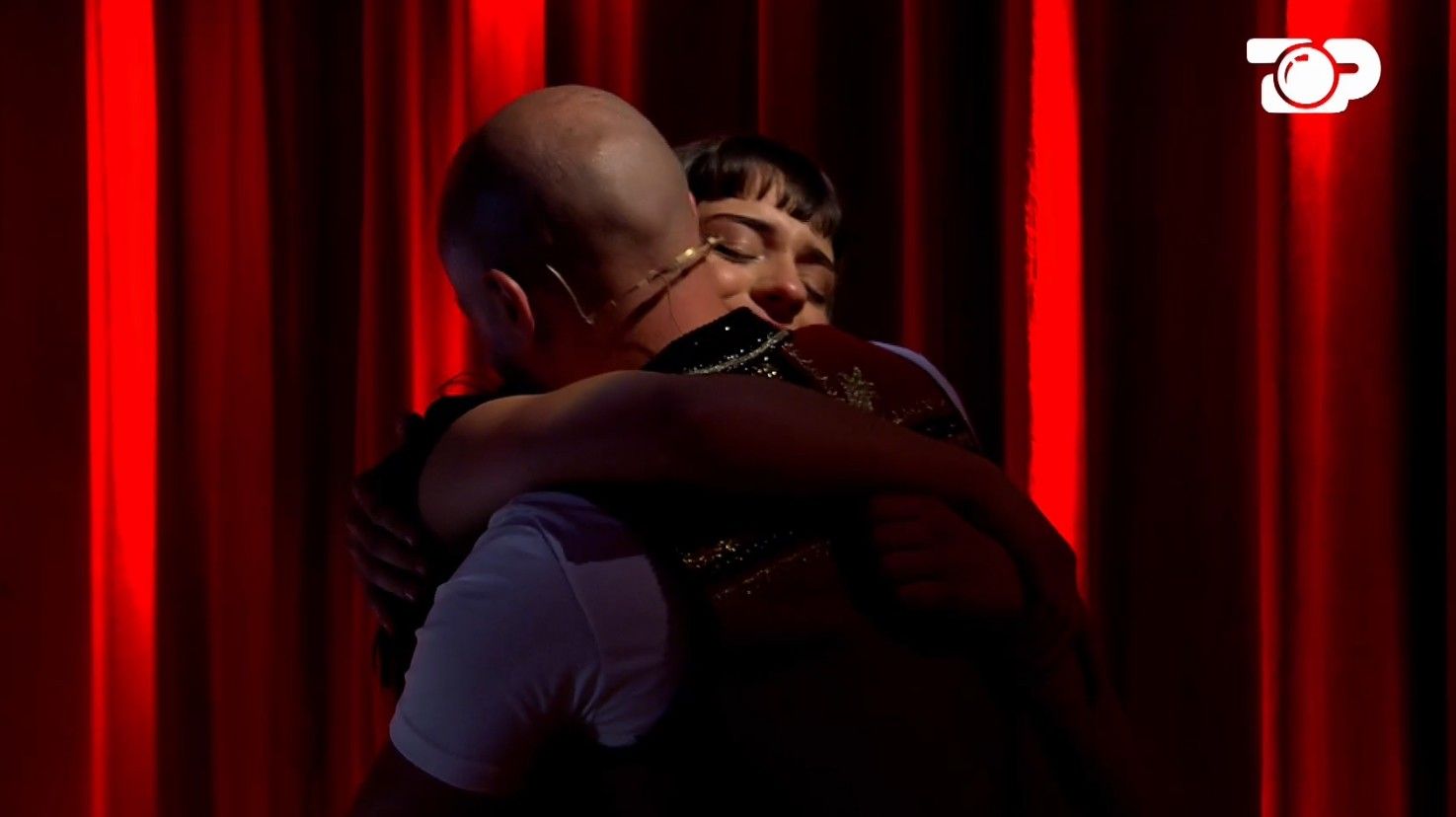 Kristi is surprised by her sister at the BBVA final, she sings for her ...