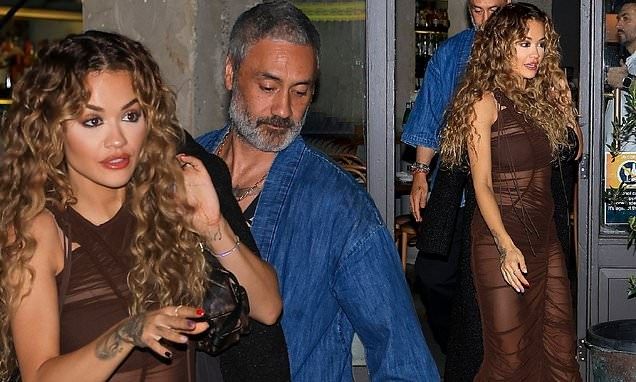 "Ai është një burrë me fat" - Rita Ora me një veshje transparente e bën ...