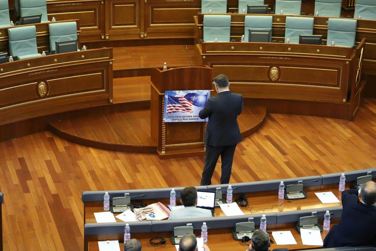 Deputetët e AAK-së vendosin në foltoren e Kuvendit pankartë me flamujt ...