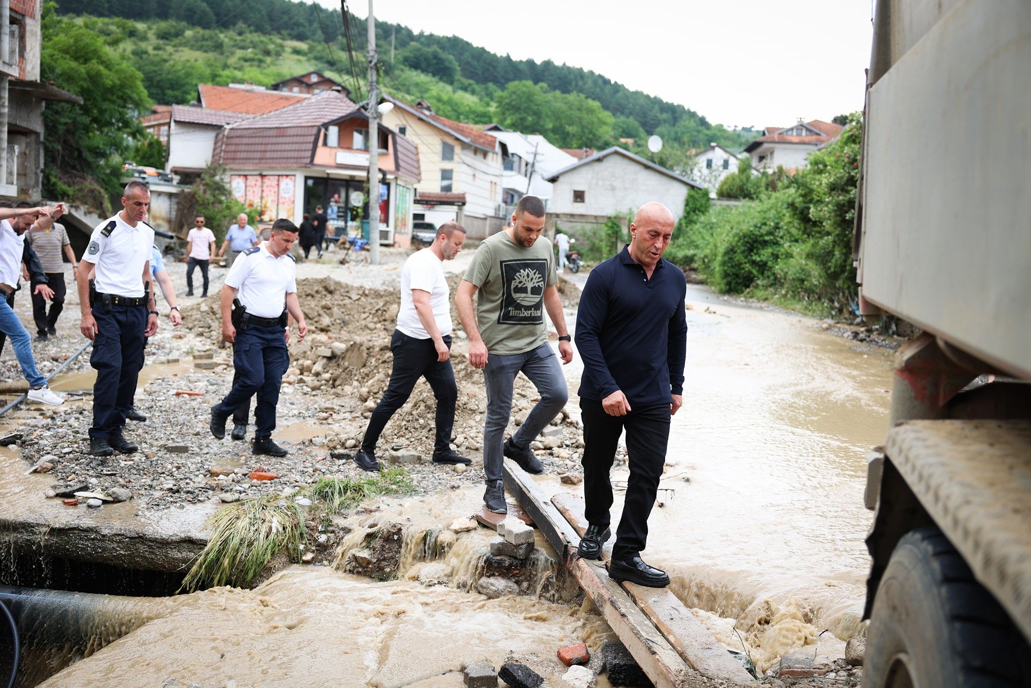 Haradinaj viziton Pejën, fton Qeverinë të ndajë një fond emergjent për ...