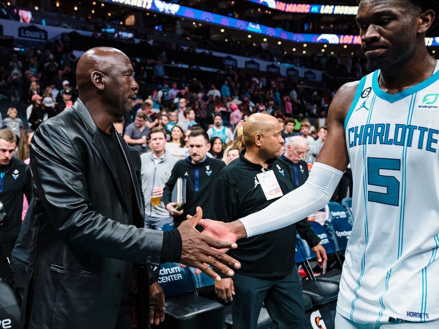 Michael Jordan po e shet klubin e tij pas 13 viteve - Telegrafi - Telegrafi