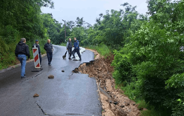 Moti i ligë në rajonin e Gostivarit, rrëshqitje dheu në rrugën Cerovë ...