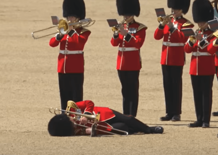 High temperatures in England, three British guards fainted during ...