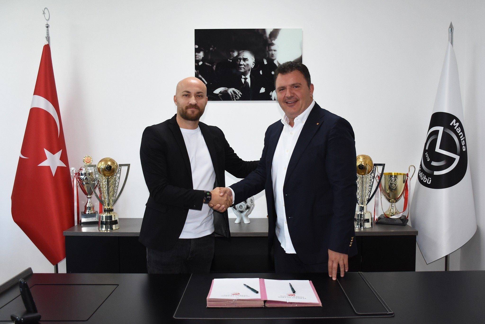 Nderim Nexhipi prezantohet si drejtor administrativ i klubit turk ...