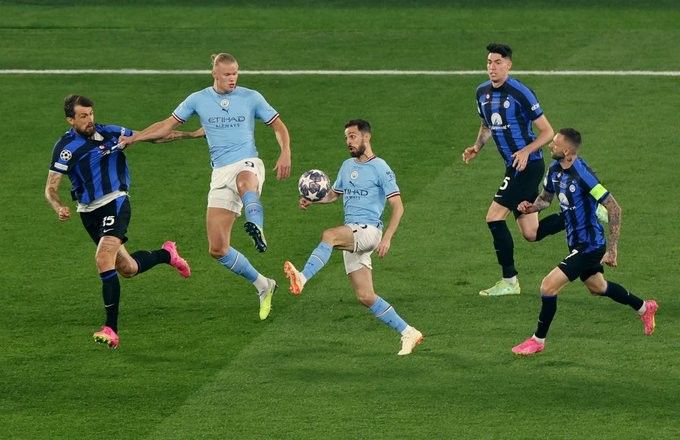 The first half of the Champions League final between Man City and Inter ...