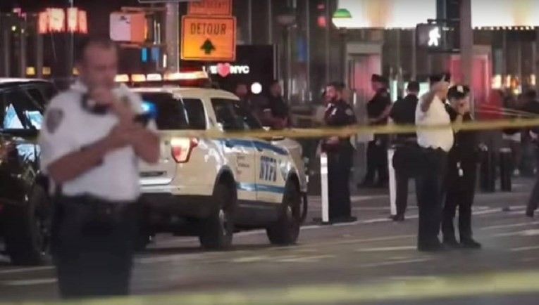 Shooting in Times Square, three teenagers are injured - Telegraph ...