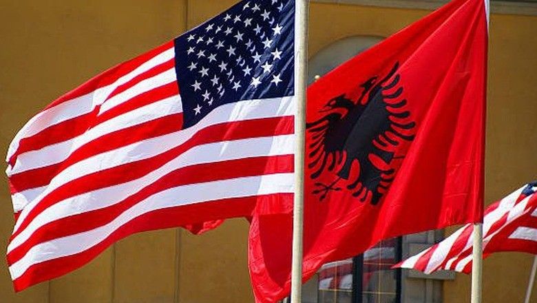 Tirana mbushet me flamurë amerikanë, vazhdojnë përgatitjet për të ...