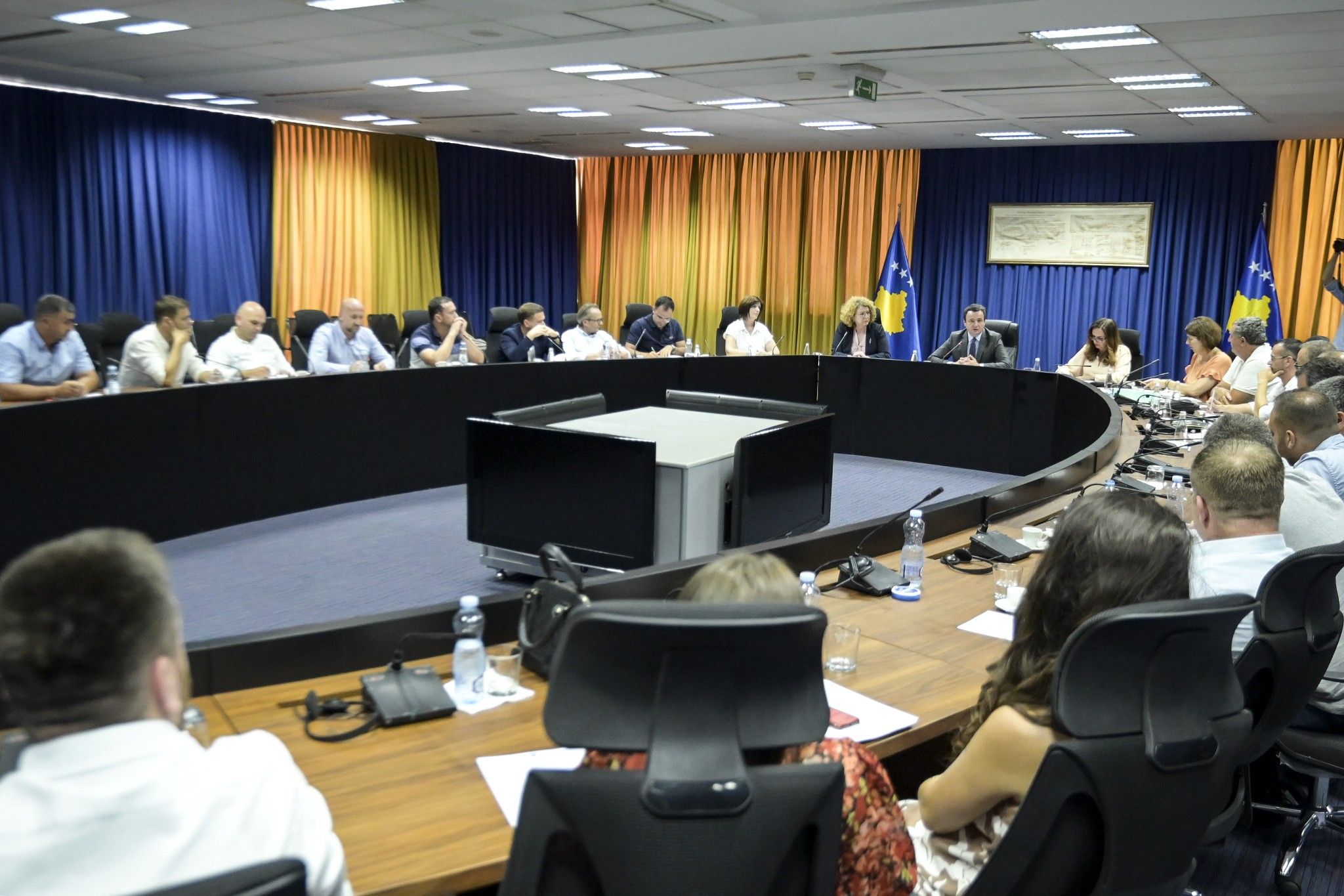 Kurti bashkëbisedoi me prodhues dhe ndërmarrës të sektorit të metalit ...