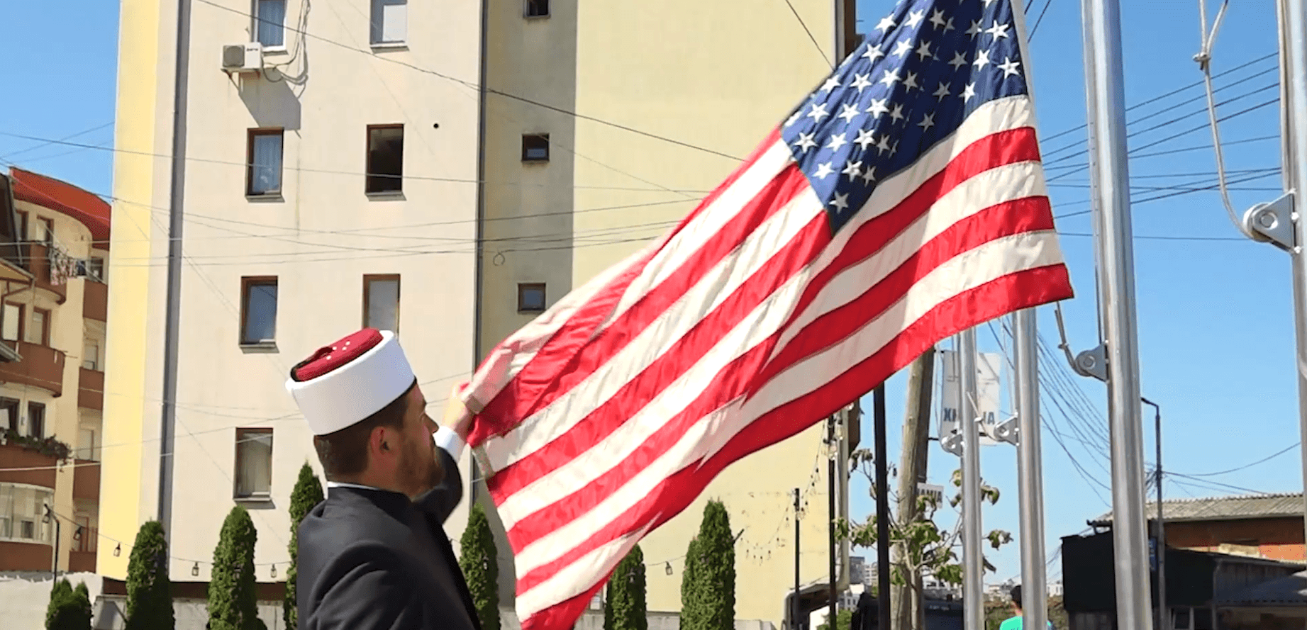 Flamuri amerikan ngrihet në një xhami në Prishtinë, imam Maliqi: Do ta ...