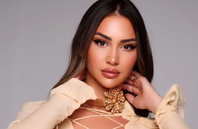 Kiara Tito looks amazing in the elegant dress with open neckline ...