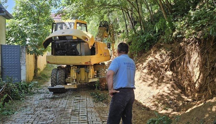 Disa familje dhurojnë tokën për zgjerimin e rrugës në Sllatinë ...