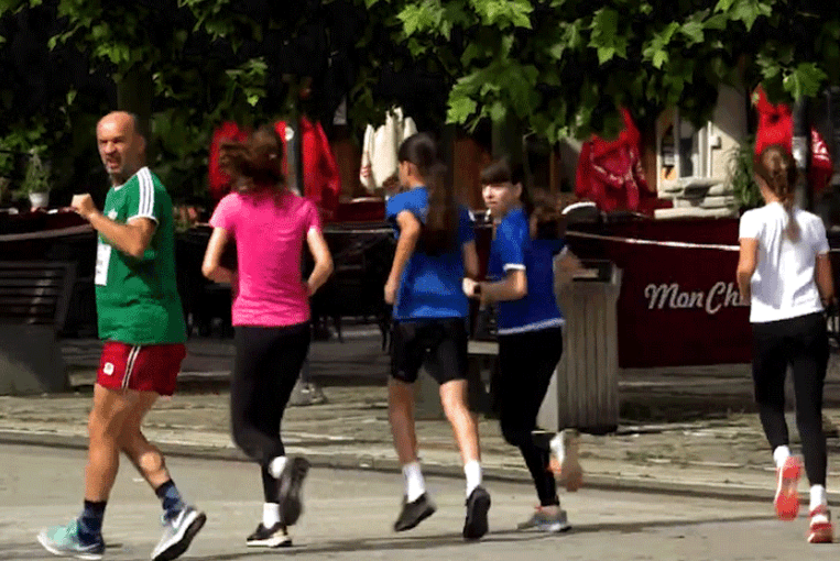 Mbahet mini-maratona “Vrapo për Autizëm”, vlerësohet se ndihmon në ...