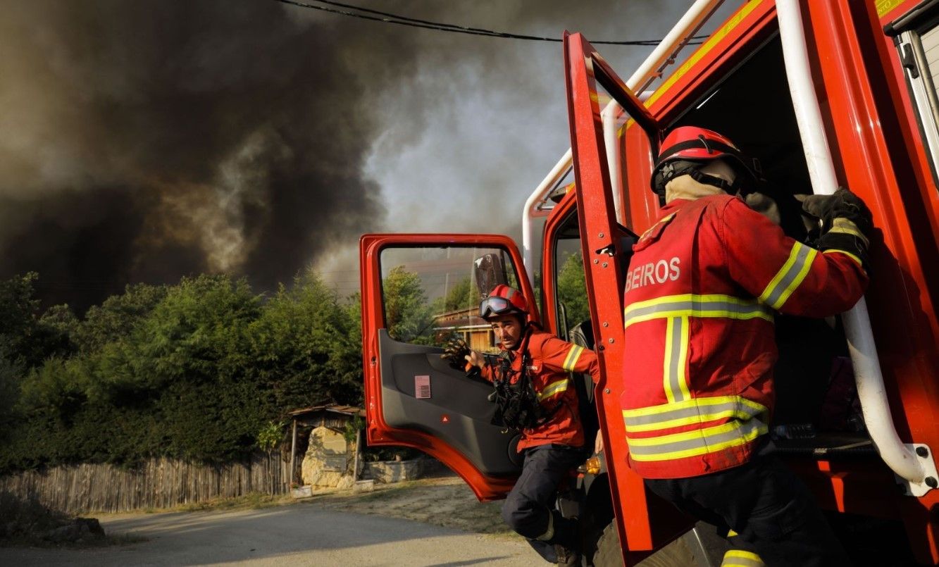 Hundreds evacuated, Portugal is fighting fires that have engulfed ...