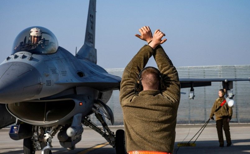Ukrainian pilots arrive in Denmark to train with F-16 fighter jets ...