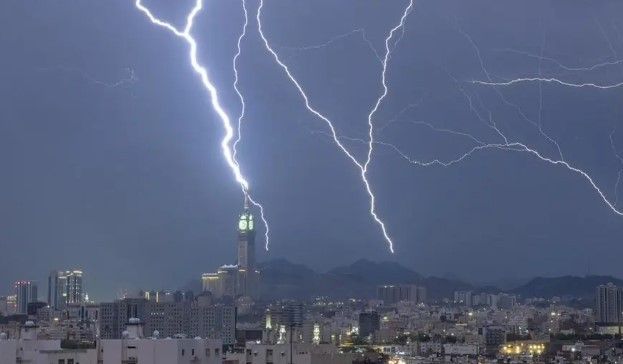The famous Clock Tower in Mecca was struck by lightning - the footage ...