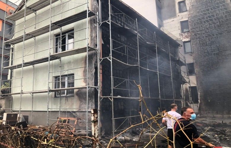 A building burns down in Gjakova - Telegraph - Telegraph