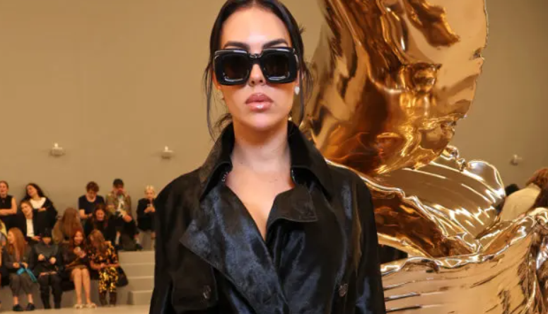 Georgina Rodriguez shfaqet me stil të veçantë në sfilatën e ‘Loewe’ në ...