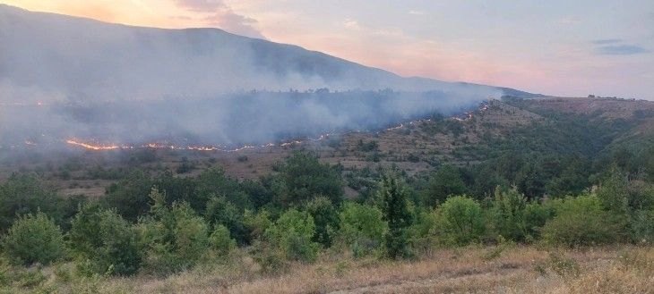 QMK: Një zjarr aktiv në Komunën e Bërvenicës - Telegrafi - Telegrafi