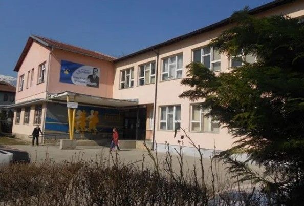 13 vjeçarja përjashtohet për shkak të mbulesës, protestojnë nxënësit e ...