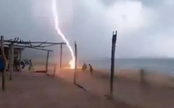 Footage said to show the moment lightning strikes two people to death ...