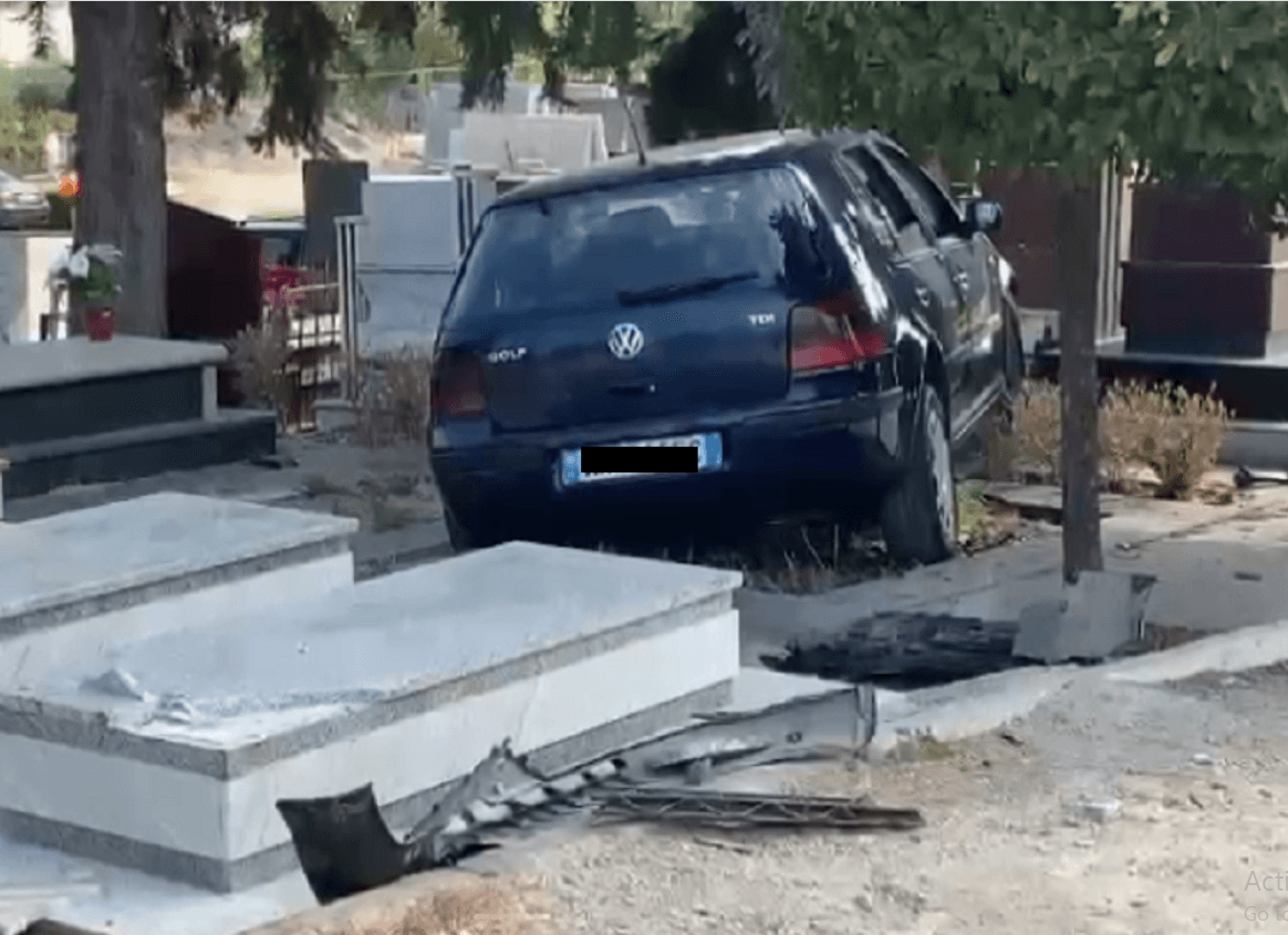 Aksident i pazakontë në Fier, automjeti përfundon në varrezat e qytetit ...