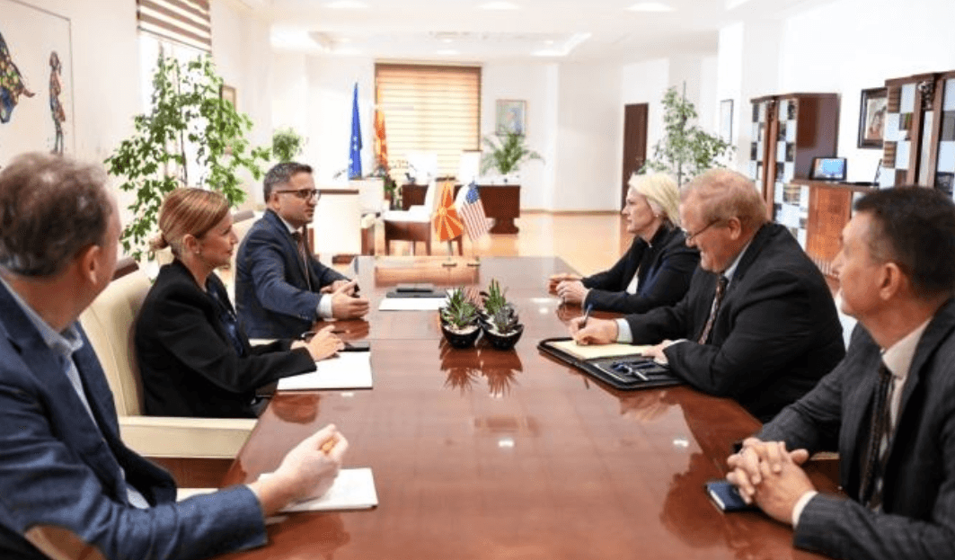 Besimi takoi ambasadoren amerikane: Maqedonia e Veriut të vazhdojë ...