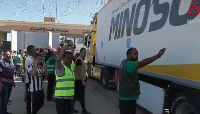 Kështu dukej hyrja nga Egjipti në Gaza e kamionëve të parë me ndihma ...