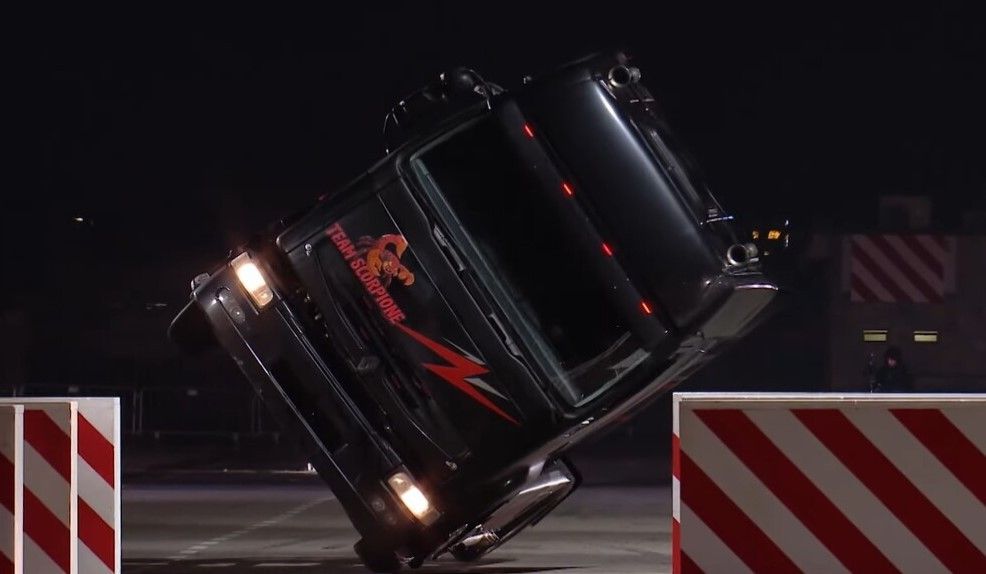 The Italian drove a truck on two wheels and set a Guinness record ...