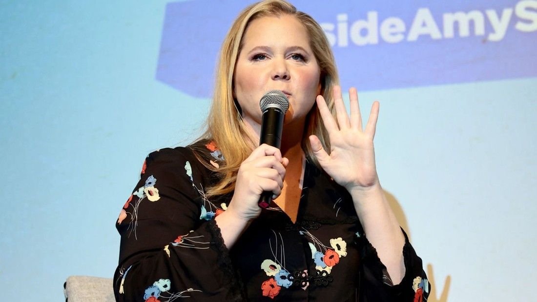 By comparing photos, Amy Schumer advises young people to take care of ...