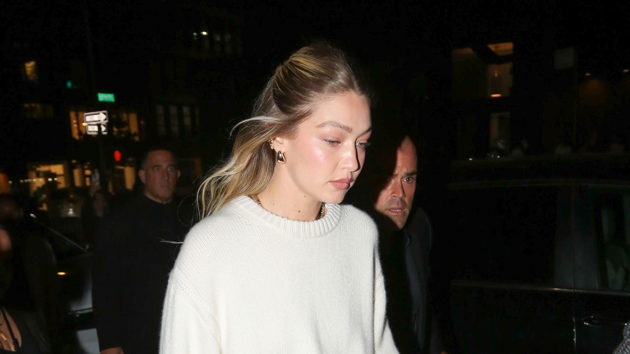 Leather skirt and long boots: You will like this combination of Gigi ...