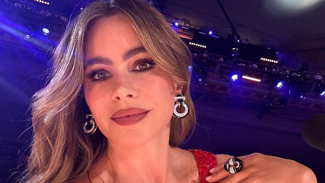 Pozë pa makijazh nga vaska, bien në sy vetullat e trasha të Sofia ...