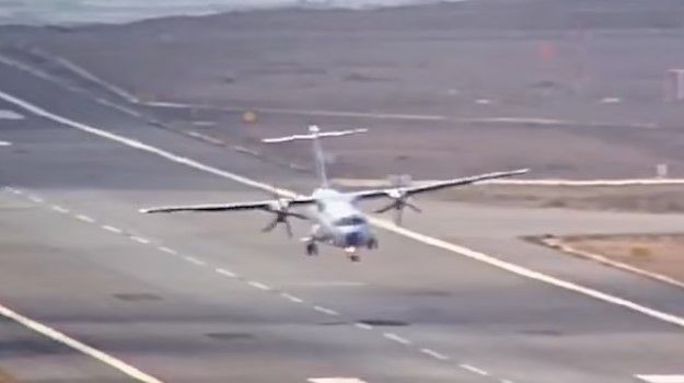 "Fighting the wind": Passenger plane 'jumps' several times on runway ...