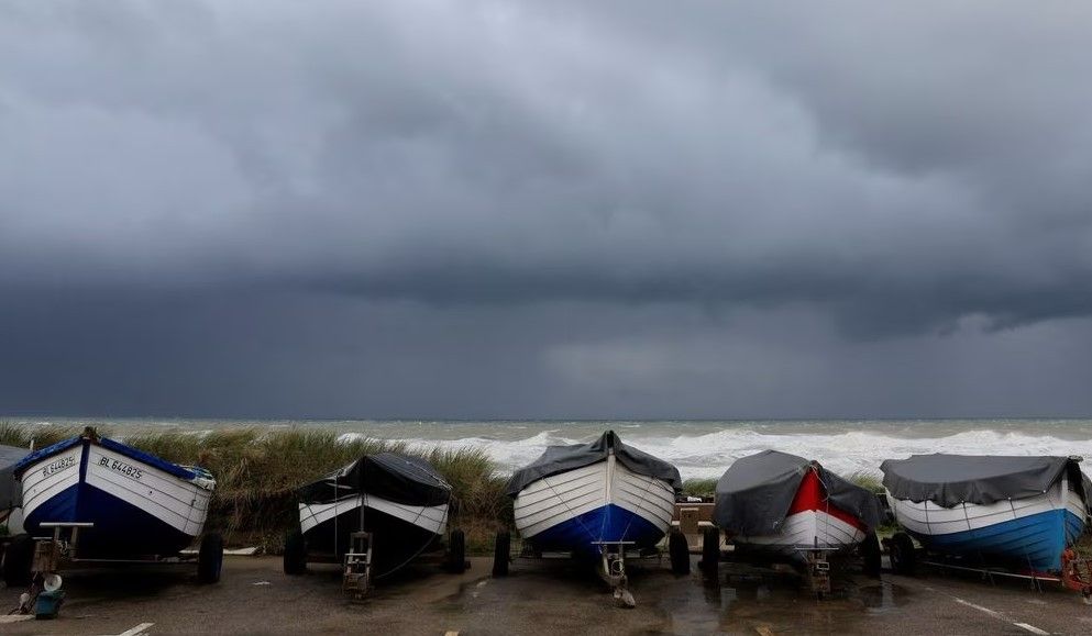 Wind with speeds up to 207 km/h, one dead and over 1 million homes ...
