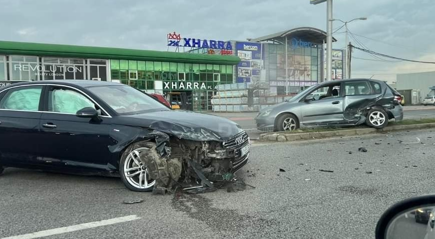 Aksident mes dy veturave në rrugën Prishtinë-Fushë Kosovë - Telegrafi ...