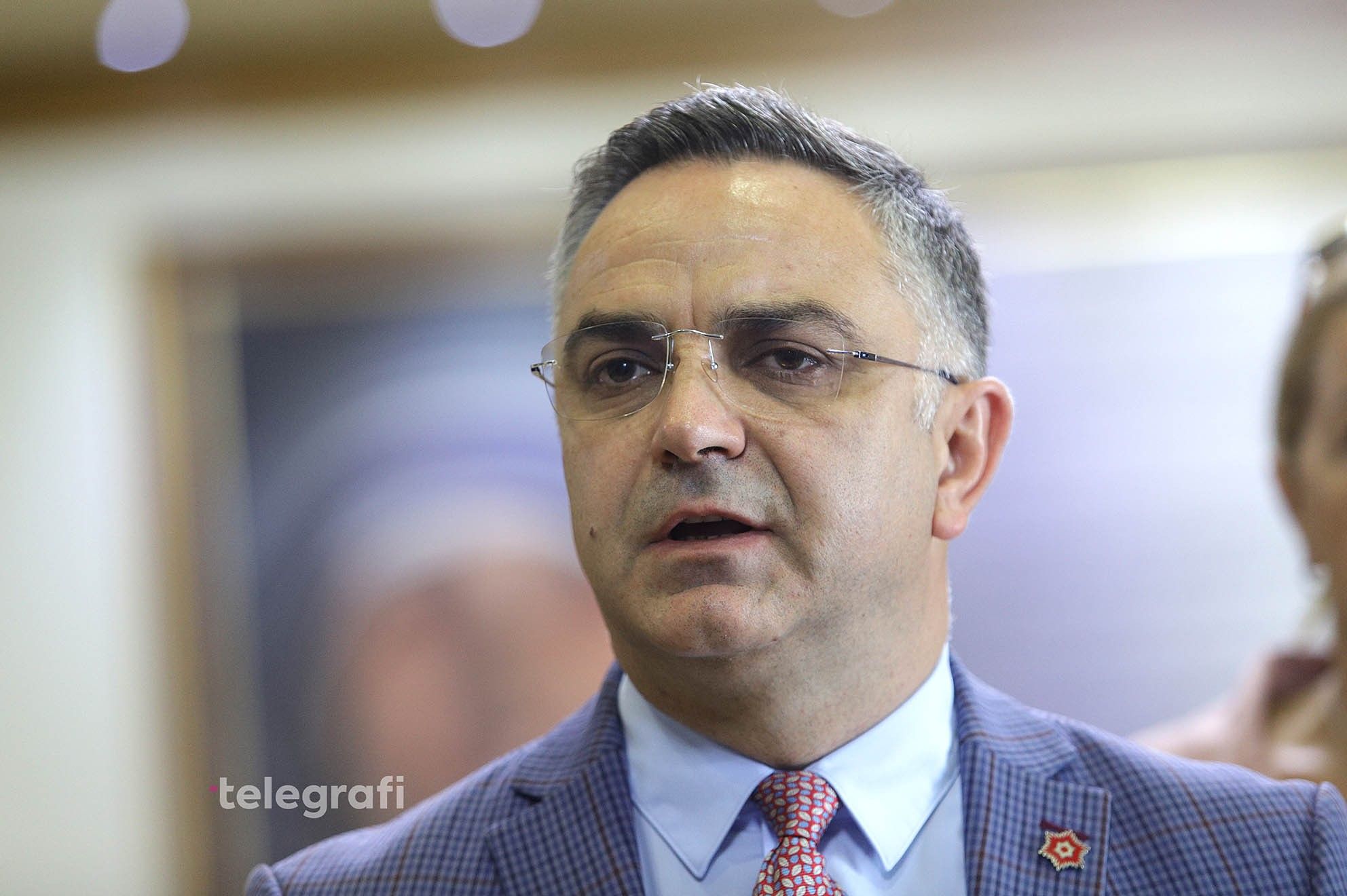 Faturat e larta, Tahiri: Kryeministri babadimër shpërndan me një dorë ...