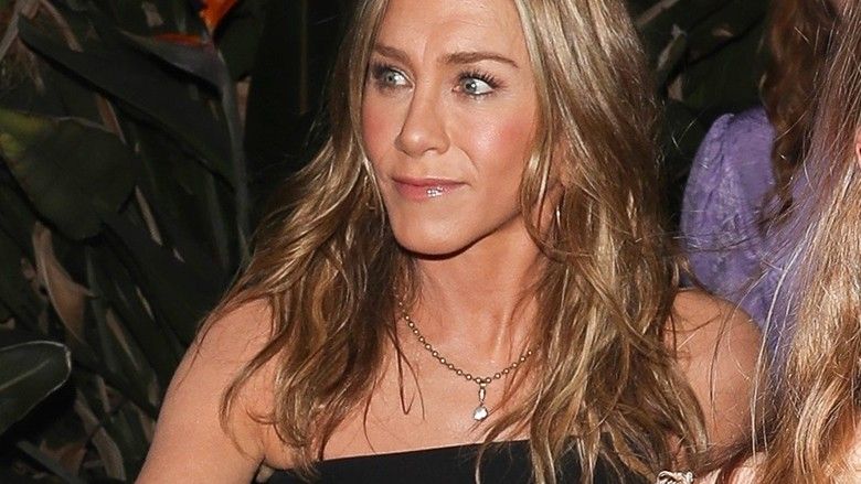 Jennifer Aniston has perfected the outfit that at first glance looks ...