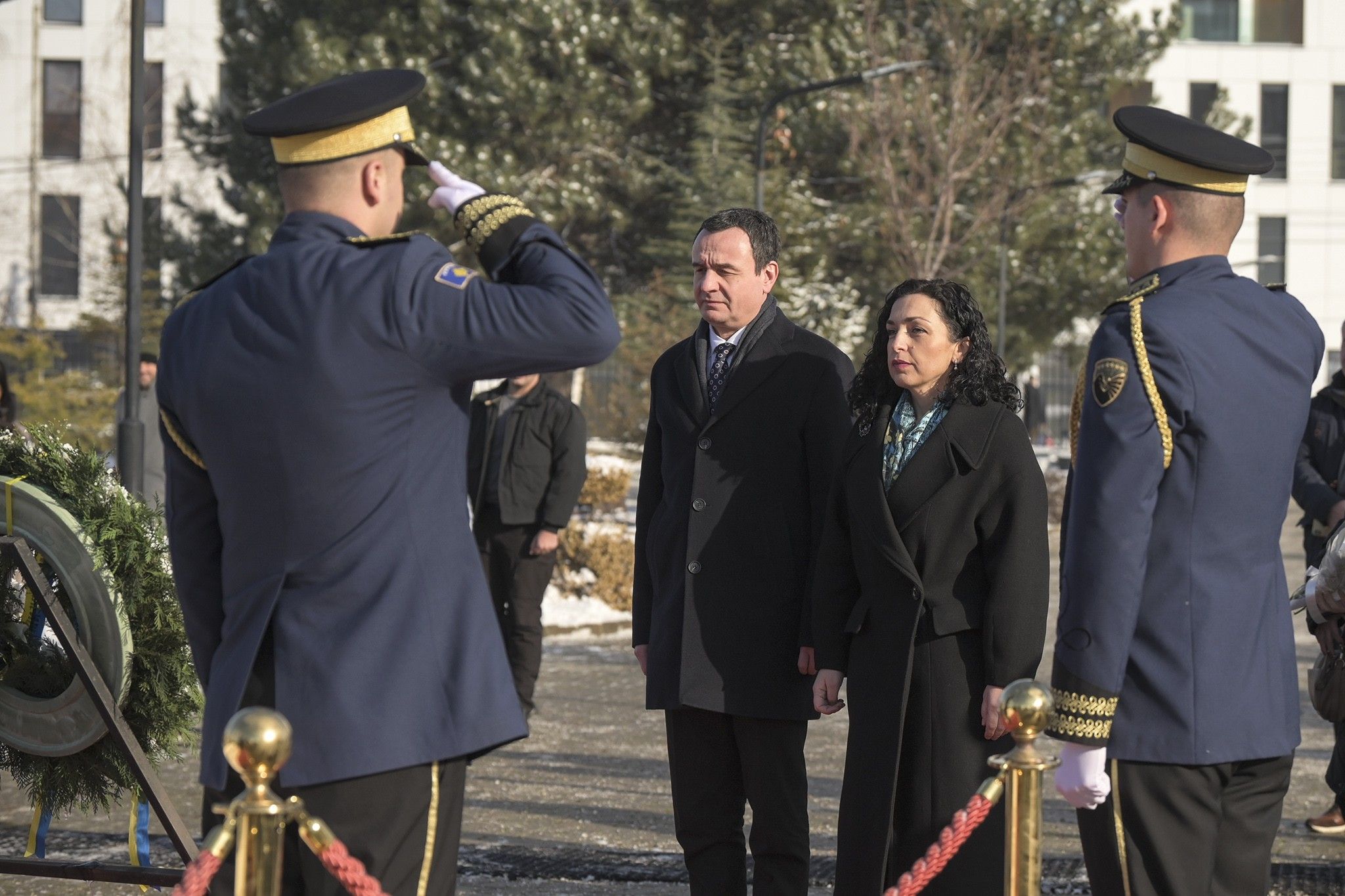 Kurti bën homazhe te varri i ish-presdientit Rugova, e vlerëson lartë ...